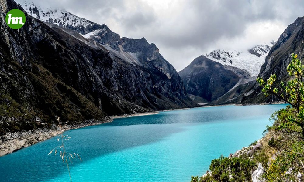Laguna Parón, la joya de la Cordillera Blanca, se alza como la más extensa.